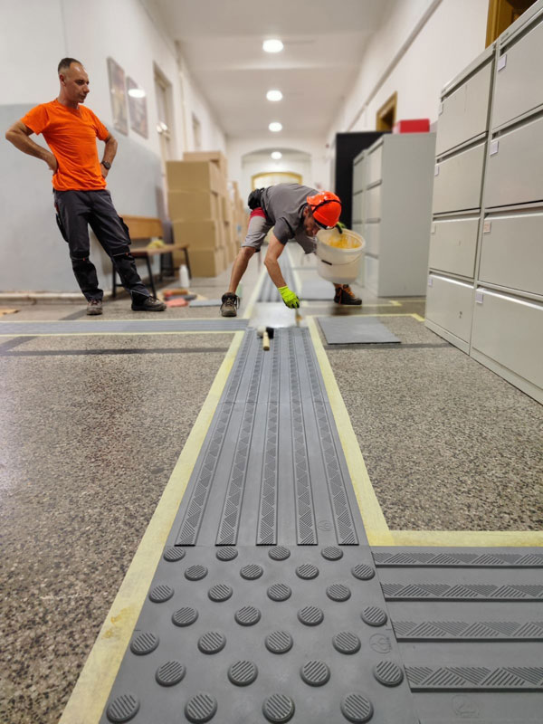 Inkluzija na delu: Taktilne staze DB TAKTIL od sada i u Travniku ...